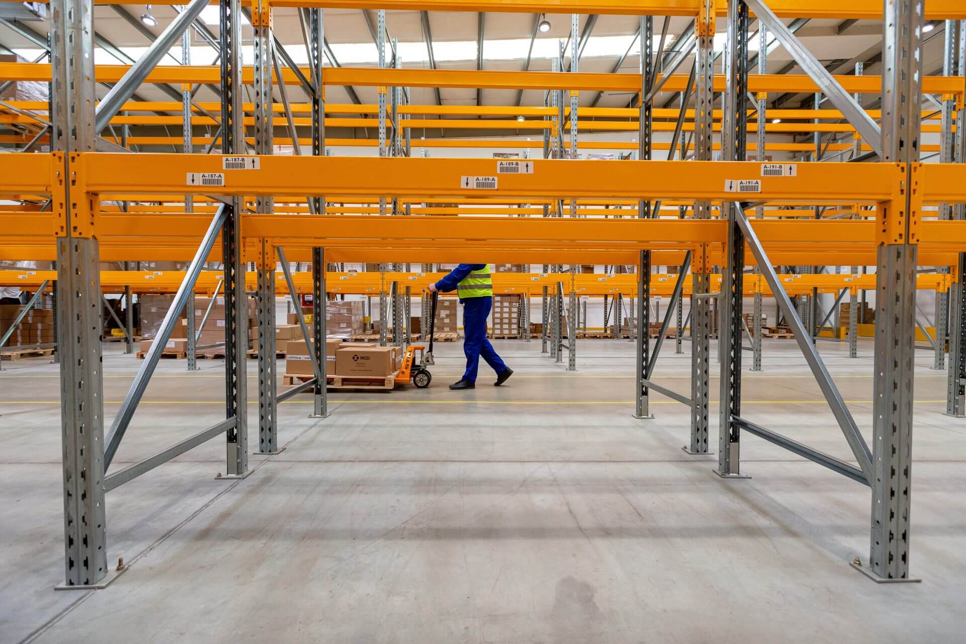 High-bay warehouse - for high performance in logistics - Hüttemann Logistik